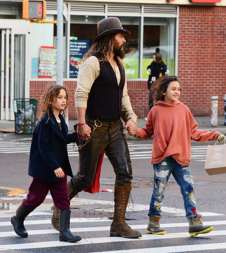 New York, NY – *EXCLUSIVE* Jason Momoa takes a stroll with his kids ...