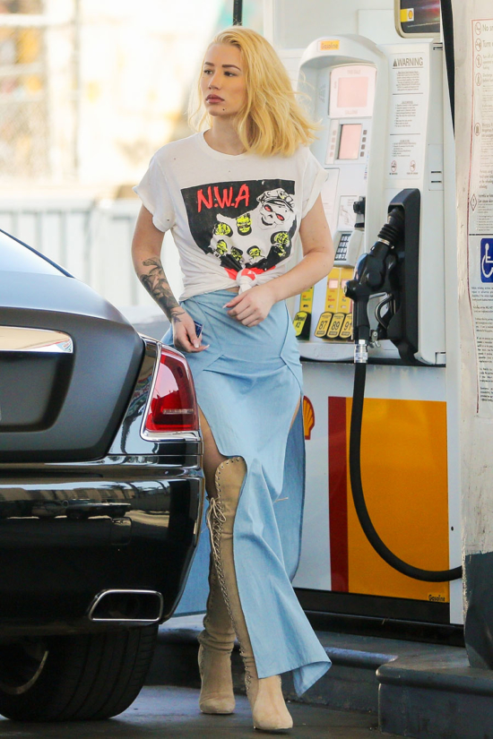 Australian rapper Iggy Azalea wears a NWA graphic tee with a slitted ...