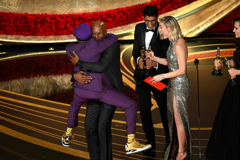 Spike Lee wins his first ever Oscar Award, Turns his back to the stage ...