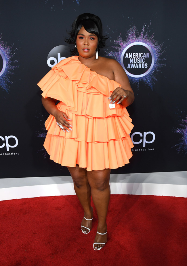 Celeb Style: Lizzo showed up to the AMAs with a tiny Valentino purse ...