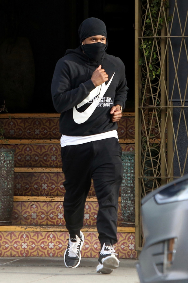 *EXCLUSIVE* Usher dons an array of cloth masks in LA – Sandra Rose
