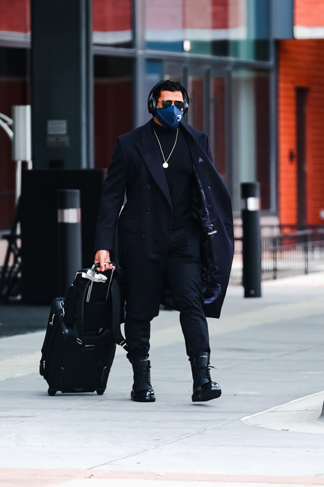 Russell Wilson ditched his normal game-day suit for a more casual Tom ...