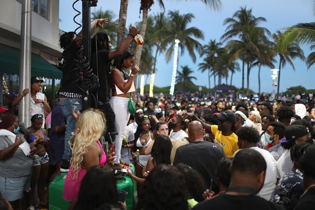 People enjoy themselves along Ocean Drive on March 21, 2021 in Miami ...