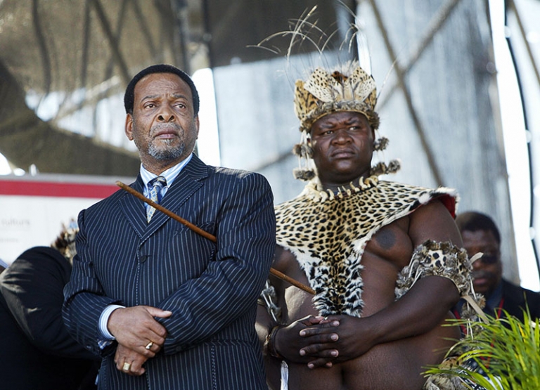 King Zwelithini Goodwill KaBekuzulu (L) stands, 11 June 2006, the ...
