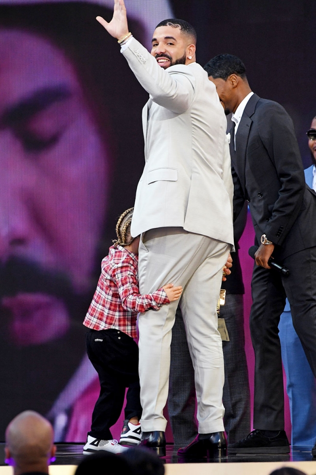 Drake’s crying son steals his shine at Billboard Music Awards – Sandra Rose