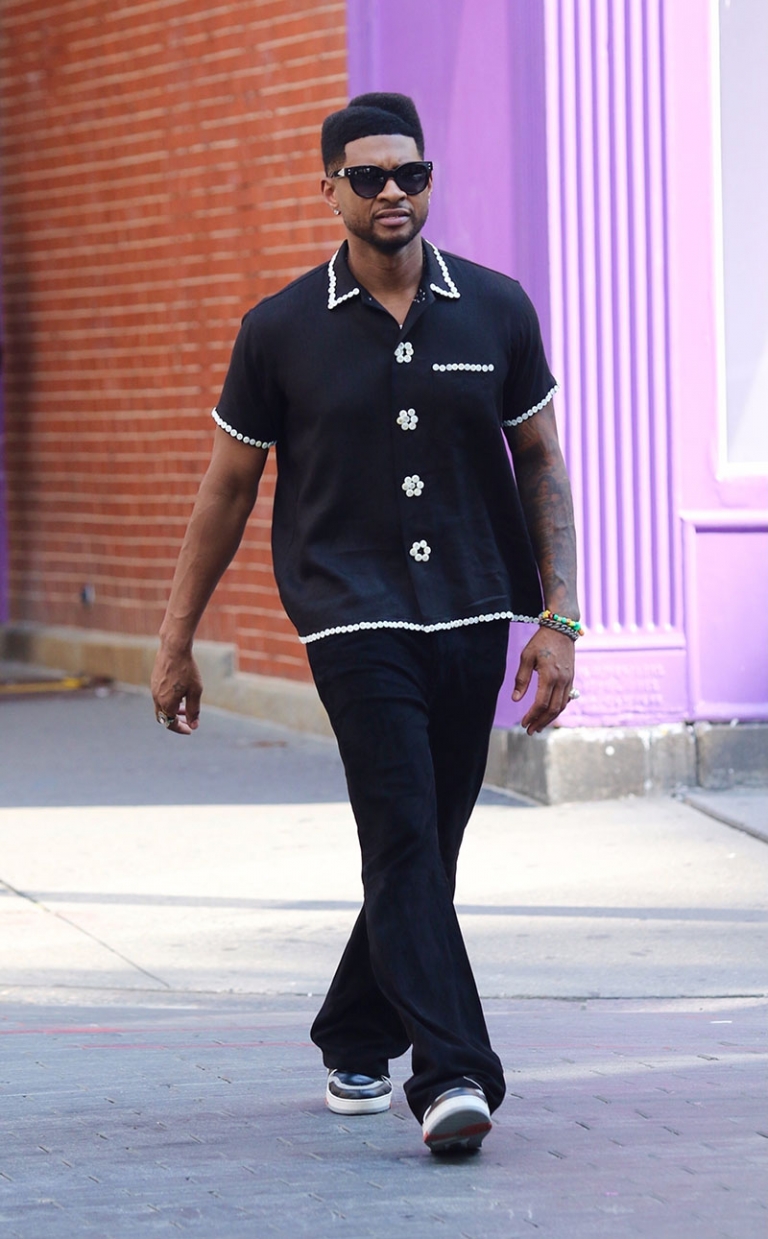 New York City, NY – *EXCLUSIVE* – Singer Usher looks stylish in all ...