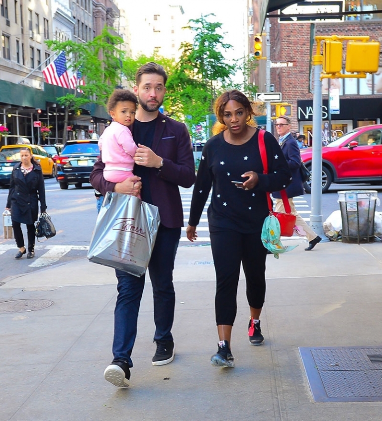 Serena Williams and Alexis Ohanian take their daughter for a walk in ...