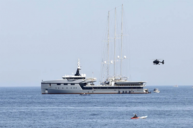 Cannes, FRA – Jeff Bezos and his girlfriend Lauren Sanchez are ...