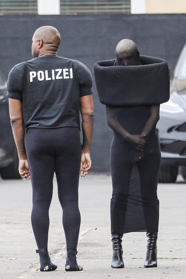 Los Angeles, CA – *EXCLUSIVE* – Kanye ‘Ye’ West adjusts his wife Bianca ...