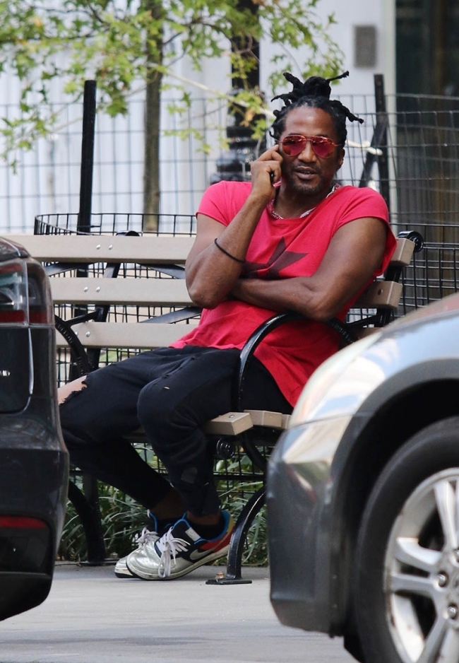 New York, NY – *EXCLUSIVE* – American Rapper Q-Tip grabs take-out from ...