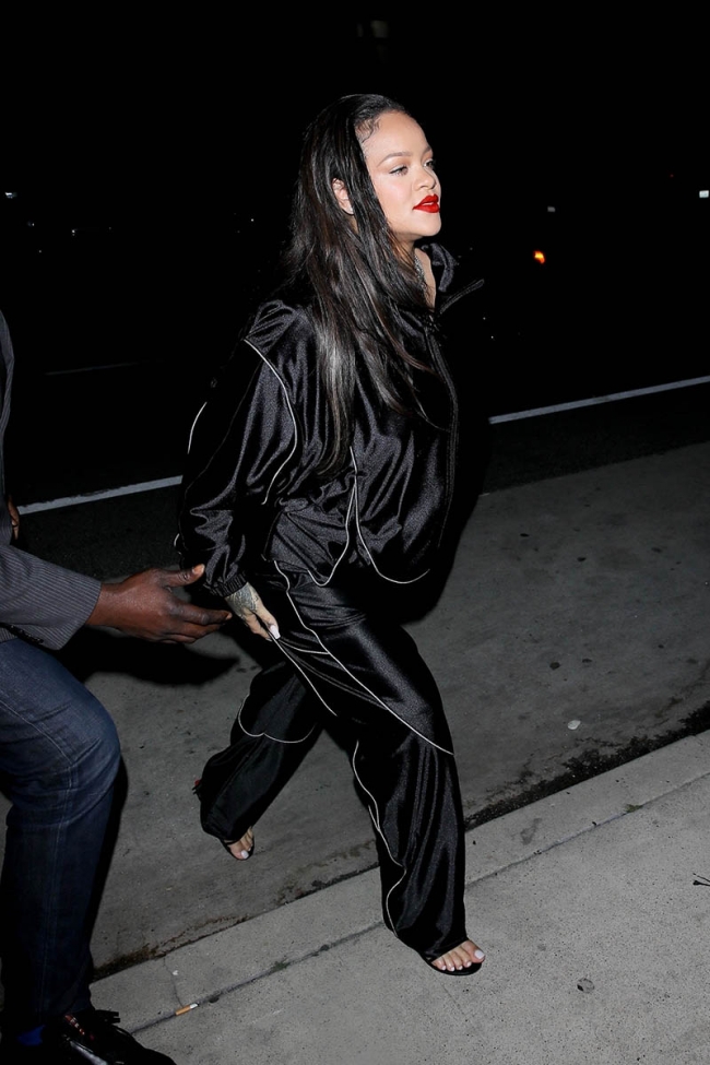 Santa Monica, CA – *EXCLUSIVE* – Rihanna proudly showcases her ...