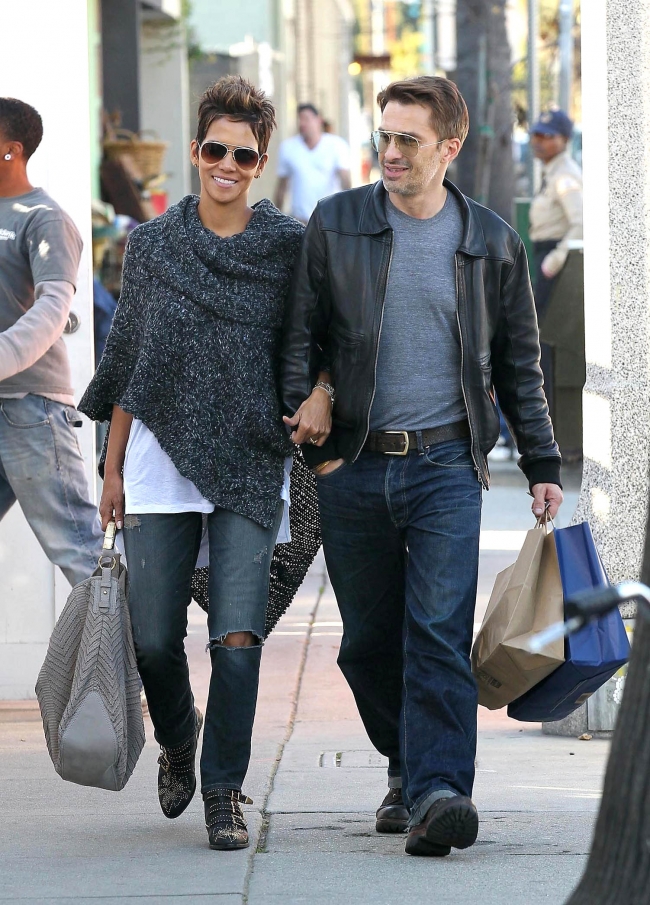 HALLE BERRY AND OLIVIER MARTINEZ SHOPPING IN ABBOT KINNEY. Credit ...