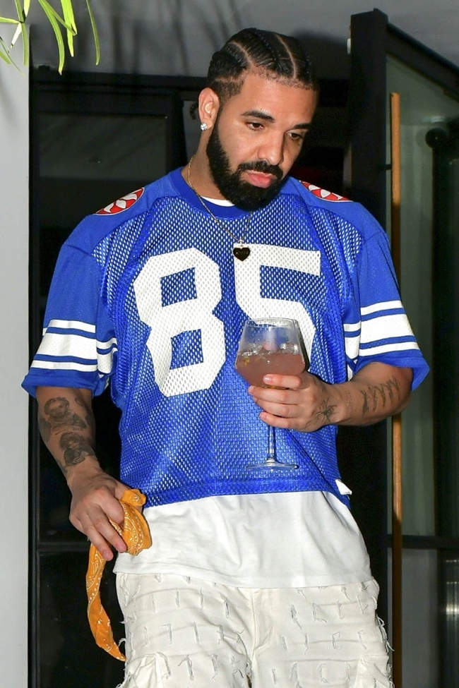 Los Angeles, CA – *EXCLUSIVE* – Rapper Drake was spotted making his ...