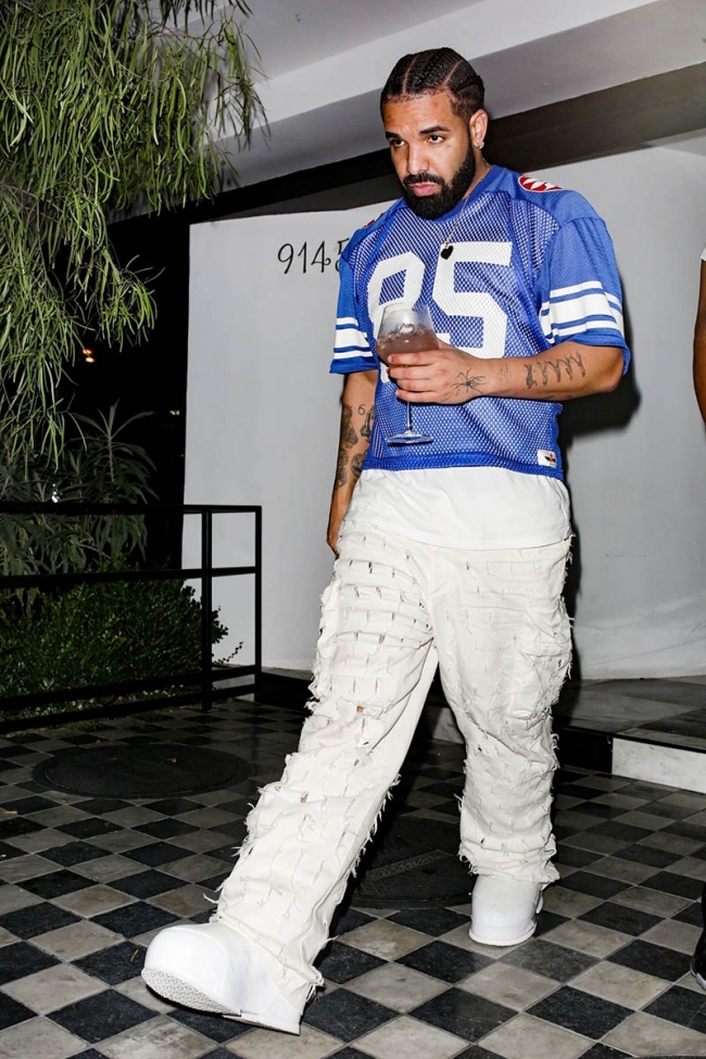Los Angeles, CA – *EXCLUSIVE* – Rapper Drake was spotted making his ...