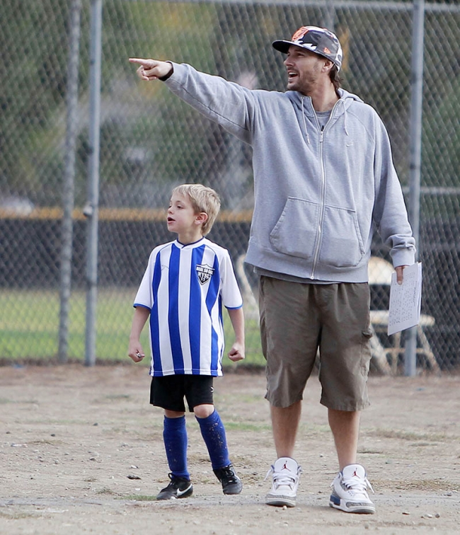 Kevin Federline takes his family to watch his sons play in a soccer ...