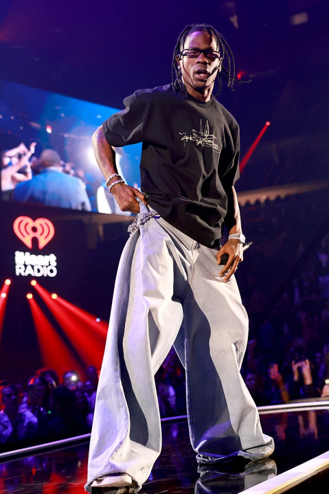 Outrage: Travis Scott rejected fan because she was thick (Video ...