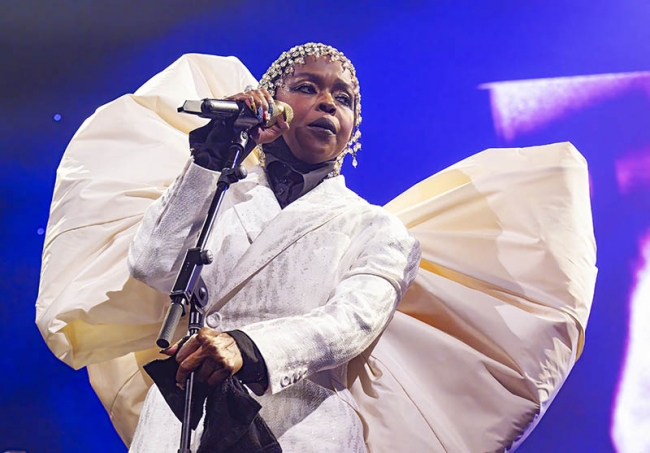 NEW YORK, NEW YORK - OCTOBER 19: Lauryn Hill performs with The Fugees ...