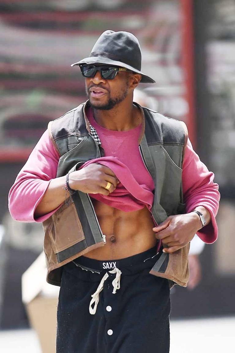 New York, NY – Actor Jonathan Majors shows off his toned abs while ...