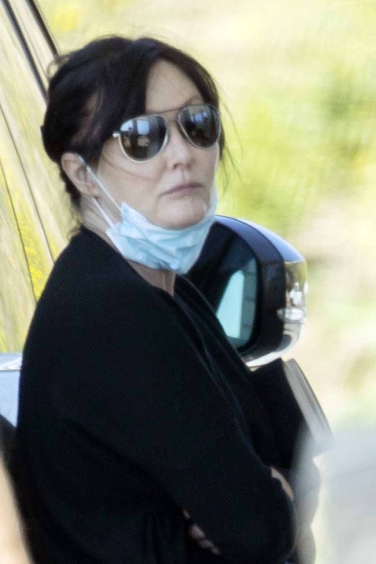*EXCLUSIVE* Malibu, CA – Shannen Doherty wears a face mask as she stops ...