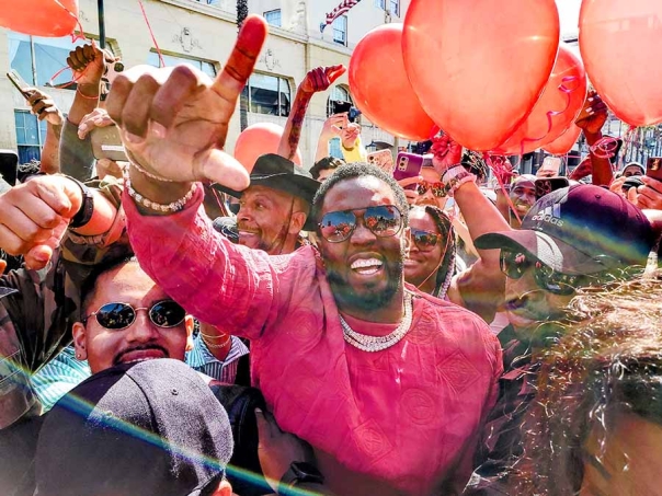 Sean “Diddy” Combs shows love to Hollywood Tourists as he films scenes ...