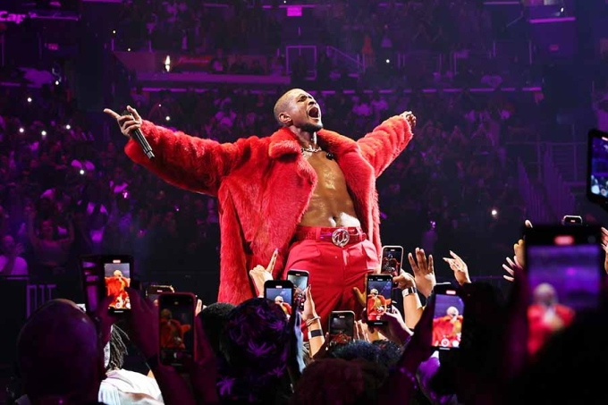 WASHINGTON, DC – AUGUST 20: (EXCLUSIVE COVERAGE) Usher performs onstage ...